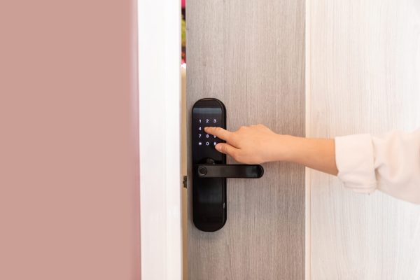 Apa Itu Smart Door Lock? Fungsi, Cara Kerja & Tipsnya